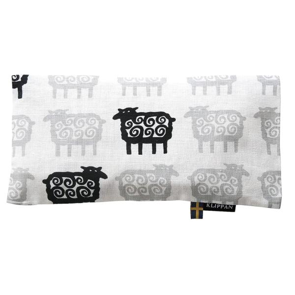 「商品情報」「主な仕様」スウェーデンには「温めた小麦の熱を生かして不調を癒す」という伝統的な方法があります。 夏には冷やしてクールパックとしても。 KLIPPAN 麦の温冷ピローは中袋にEUオーガニック認証の有機小麦と有機ラベンダーを詰めま...