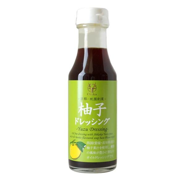 柚子の風味を活かした、少し甘めの醤油ベースのドレッシングです。ポン酢よりも穏やかな味わいで、サラダだけでなく鍋物や蒸し料理にも好相性。ヘルシーなノンオイル仕上げです。