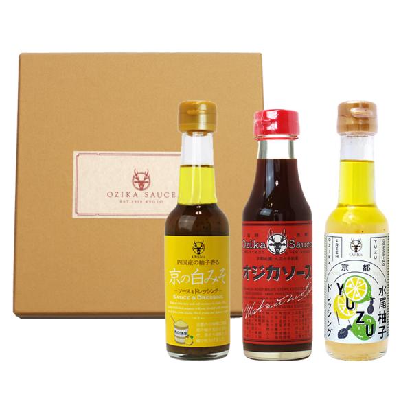 オジカソースのギフト３本セットです。京都で長く愛されてきたウスターソースと、京都産の食材を使った商品２種を詰め合わせました。※のし対応（無料）※包装対応（無料）※手提げ袋お付けします（無料）※在庫状況によりギフトボックスのデザインが変更にな...