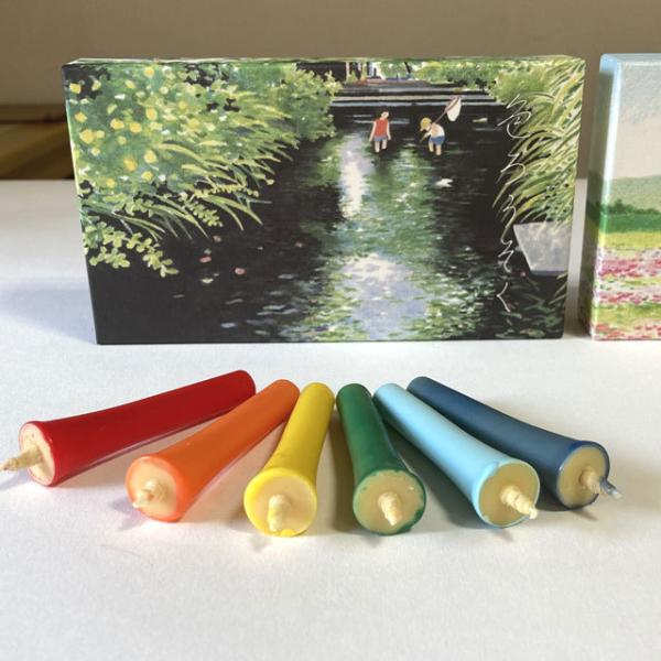 日本の四季・春夏秋冬の原風景をパッケージにした色ろうそくのシリーズです。「夏」をイメージした鮮やかな色合いの色ろうそく6本セットギフトにも最適！米ぬかろうそくは、お米のヌカから抽出した蝋を１００％使用して作られた、無香料・無着色・純植物性の...