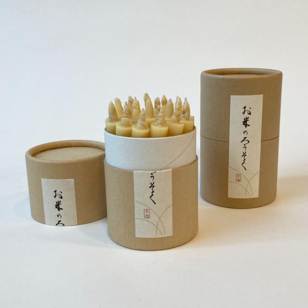 お米のろうそくは、お米のヌカから抽出した蝋を１００％使用して作られた、無香料・無着色・純植物性の和ろうそくです。蝋の垂れや、油煙が少なく、安心してお使いいただけます。黄みがかったヌカの自然な色合いとともにお楽しみ下さい。２０１１年度グッドデ...
