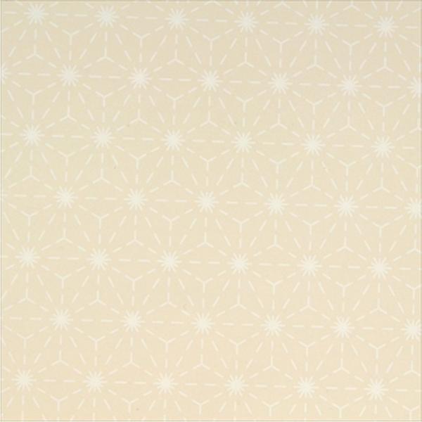 小さいロット販売の手提げ袋・紙袋ですやわらかいクリーム色に麻の葉模様がほのかにデザインされているキレイな包装紙です。 ○ サイズ753×525mm50枚単位での販売となります○ 素材上質 64g/m2○ 重量/25.3g/1枚