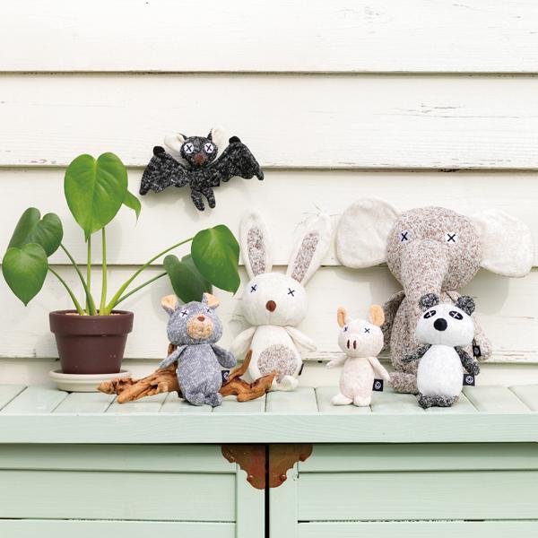 小型のわんちゃんにおすすめのサイズ感！厚めの織生地で遊びが長持ち!にくめない表情とキューキュー鳴るスクイーカーで、ワンちゃんのハートをわしづかみ。鉛を含む重金属8元素の溶出試験(EN71 Part3)に準拠し安心して遊ばせてあげることができ...