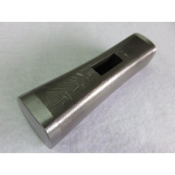 玄能造りの名工、道心斎正行作、四角玄能です。なまし製造の後に手でヤスリ掛けをしてあります。仕上の美しさは芸術品です。一人で一貫して造っている為、希少品です。全鋼やすり仕上げ四角玄能150匁（約570ｇ）＊弊社は道心斎正行商品の唯一の総代理店です。