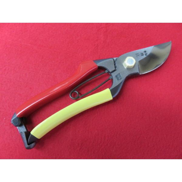 剪定鋏ＳＲ−１型と姉妹品のＳＲ−２型は、従来製品Ａ型とＢ型の欠点をすべて克服した画期的な新製品です。つまり、Ａ型はロー付けによって刃に良質ハガネを使用できる反面にぎり部がマルエーブルの為、多少重さが犠牲になりました。また、Ｂ型は全身鍛造の為...