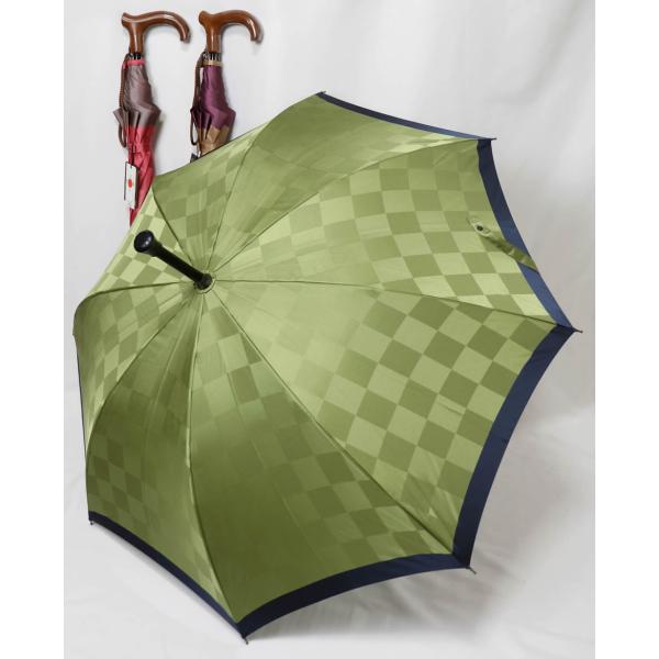 繻子織り（朱子織り）で織った光沢感のある生地の綺麗な市松格子柄に、ボーダーの縁取りが映えるステッキ傘（つえ傘）です。手開き。手元は成型樹脂、握りの幅約13cm、内側約6.5cm。サイズ：【親骨55m×8本骨、最短69cm（対応身長概ね132...