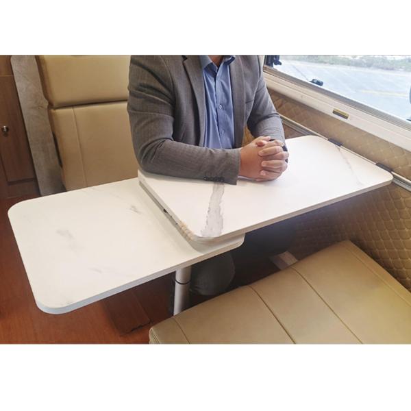 ? 高品質の素材：このRVテーブルのテーブルトップは多層の無垢材で作られており、テーブル脚は頑丈で耐久性があり、40kgに耐えられるアルミニウム合金で作られています? 二層回転テーブル脚：テーブル脚は二層設計を採用しており、下のテーブルトッ...