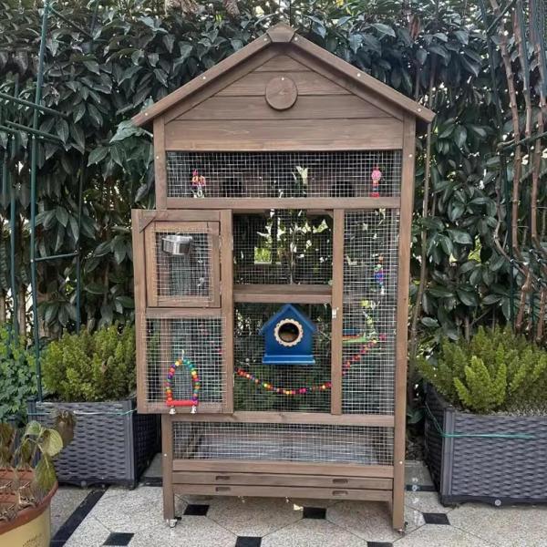 ? 高品質の構造：鳥かごはモミ材と金属メッシュで作られており、頑丈で耐久性があります。上部のアスファルト屋根は防雨性と断熱性があり、表面は水性塗料で処理されており、屋外での使用に適しています? 多機能設計：オウムケージには、鳥の巣、フードト...