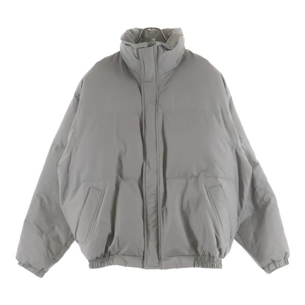 [商品番号]2126B200010[ブランド]FEAR OF GOD ESSENTIALS（フィアオブゴッド エッセンシャルズ）[モデル]PUFFER JACKET パファー ジップアップ ダウンジャケット ベージュ[販売店舗]BRING ...