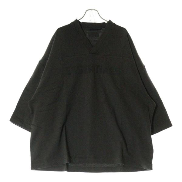 [商品番号]9025H260005[ブランド]FEAR OF GOD ESSENTIALS（フィアオブゴッド エッセンシャルズ）[モデル]FOOTBALL TEE フットボール フロントロゴ Vネック半袖Tシャツ カットソーカーキ[販売店舗...