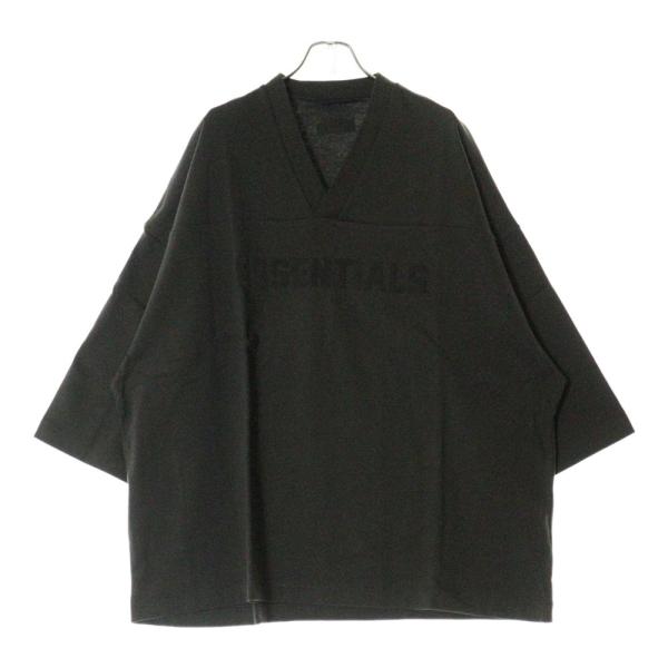 [商品番号]9025H260008[ブランド]FEAR OF GOD ESSENTIALS（フィアオブゴッド エッセンシャルズ）[モデル]FOOTBALL TEE フットボール フロントロゴ Vネック半袖Tシャツ カットソーカーキ[販売店舗...