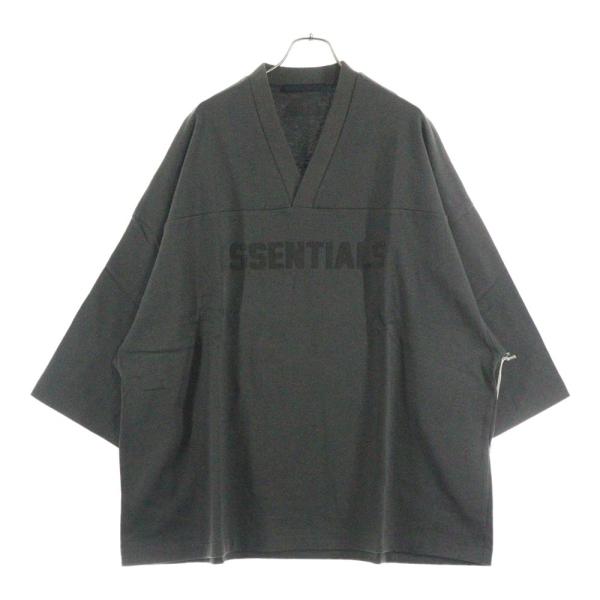 [商品番号]9025H260009[ブランド]FEAR OF GOD ESSENTIALS（フィアオブゴッド エッセンシャルズ）[モデル]FOOTBALL TEE フットボール フロントロゴ Vネック半袖Tシャツ カットソーカーキ[販売店舗...