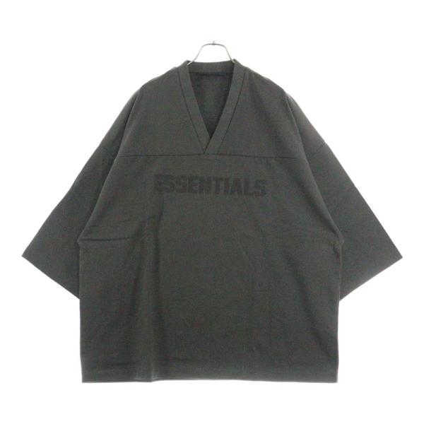 [商品番号]9025H260012[ブランド]FEAR OF GOD ESSENTIALS（フィアオブゴッド エッセンシャルズ）[モデル]FOOTBALL TEE フットボール フロントロゴ Vネック半袖Tシャツ カットソーカーキ[販売店舗...