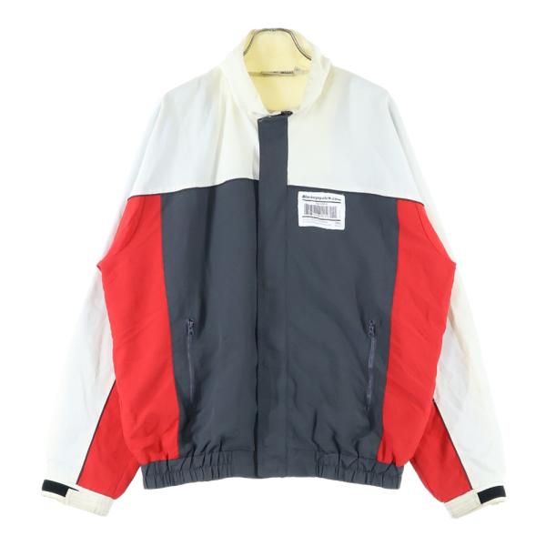 [商品番号]9025I230223[ブランド]THE BLACK EYE PATCH（ブラックアイパッチ）[モデル]TRACKING JACKET バックロゴ ポリエステル トラッキングジャケット グレー/ホワイト/レッド[販売店舗]BRI...