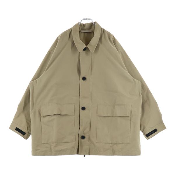 [商品番号]9026A300149[ブランド]FEAR OF GOD ESSENTIALS（フィアオブゴッド エッセンシャルズ）[モデル]ロゴパッチ ポリコットン ステンカラーコート ベージュ[販売店舗]BRING オンラインショップ