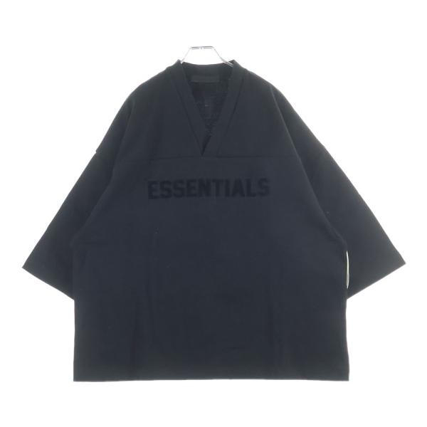 [商品番号]9026B070065[ブランド]FEAR OF GOD ESSENTIALS（フィアオブゴッド エッセンシャルズ）[モデル]FOOTBALL TEE フットボール フロントロゴ Vネック 半袖Tシャツ カットソー ブラック[販...