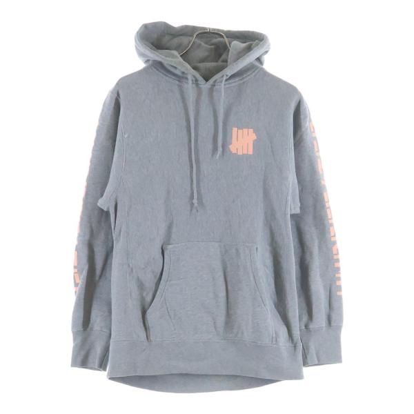 [商品番号]9026B220020[ブランド]UNDEFEATED（アンディフィーテッド）[モデル]アームロゴプリント プルオーバーフーディー パーカー スウェット グレー[販売店舗]BRING オンラインショップ