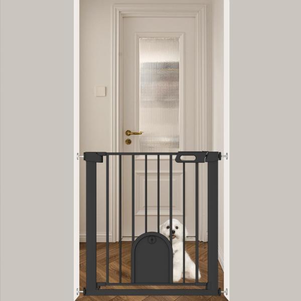 カラー：ブラックサイズ：取付幅75-82CM【突っ張りタイプ】ベビーゲートは白黒2色から選択 可能。穴け不要、簡単に設置できるつっぱり式ベビーゲート。壁に穴を開ける必要なく、アジャスターボルトで簡単に固定、壁にキッズなども残りません。【ペッ...