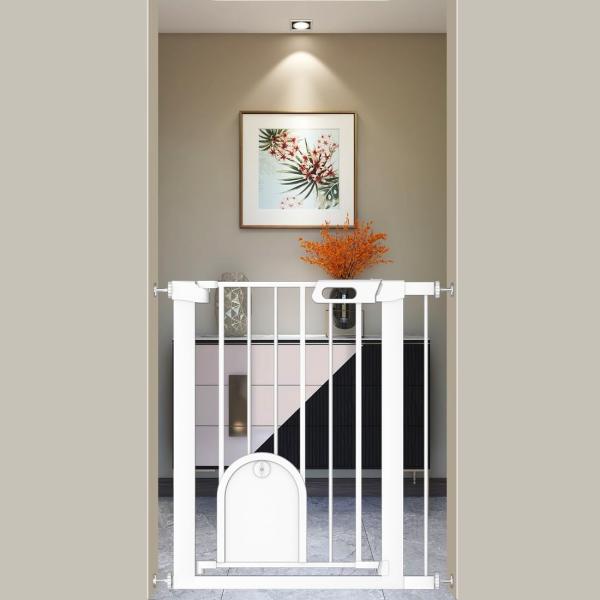 カラー：ホワイトサイズ：取付幅68-75CM【ペットドア付き】ベビーゲートには猫と小型犬の出入りに便利な小さなドアが付いています。19*17.8cmのペットドアは小さなペットを通過させることができ、大きなペットを外に遮り。このベビーゲートの...