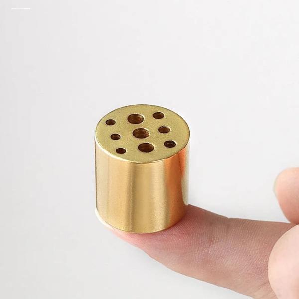 カラー：2cm円筒形お香立て*1個【線香立て】 パケージ内容：2cm円筒形お香立て*1個 素材：真鍮 サイズ：（円筒形）直径2cm*高さ2cm 穴サイズ：（円筒形）3mm、2.5mm、2mm【上質な材質】 真鍮を採用しており、他社の合金製の...