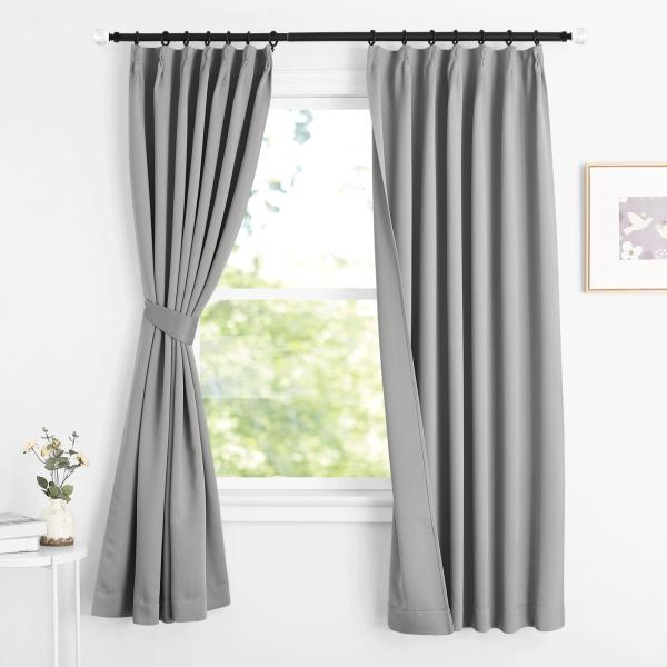 カラー：ライトグレーサイズ：100x200cmスタイル：日系?格【サイズ】：幅100x丈200cm　　カラー：シルバーグレー 　材質:厚地、100%ポリエステル　　パッケージ内容：カーテン2枚+アジャスターフック+カーテンストラップ付属【ロ...