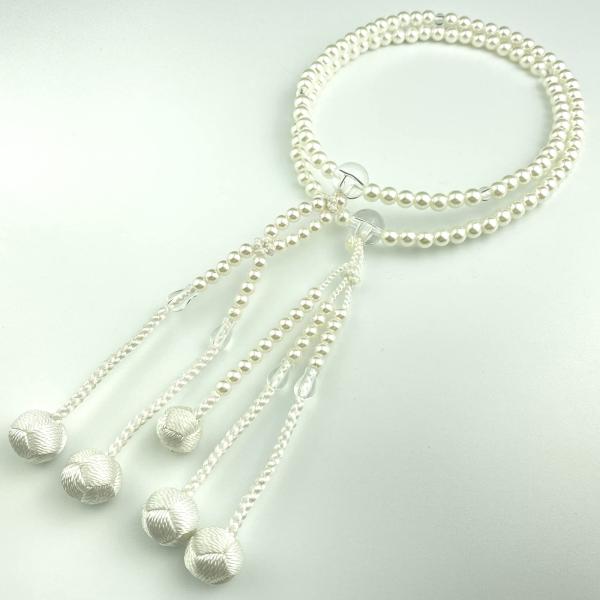 スタイル：?代商品明細 主玉：6ミリパール（ ABS樹脂製） 四天玉：４ミリ新水晶（アクリル製） 親玉：１２ミリ新水晶（アクリル製） 房の色：白色手毬房国際創価学会（SGI）用専門数珠です、　男女通用のMサイズ。 ABS樹脂に特別なパール色...