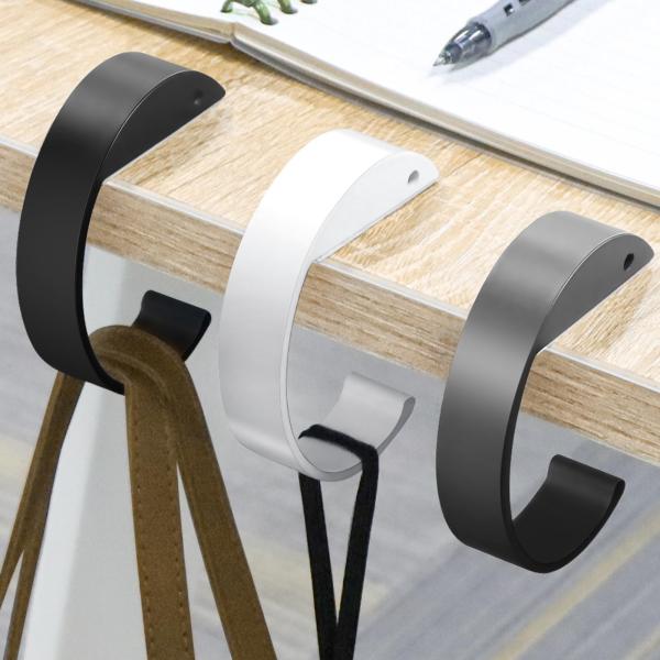 カラー：ブラック/ホワイト/グレーサイズ：C型 フック【 バッグの置き場所に困りません！】床が汚れていて直に鞄を置きたくない場合に役立つ携帯用のC字型ハンガーです。テーブルの端に引っ掛けて鞄などが下げられます。グレー、ホワイト、ブラックの3...