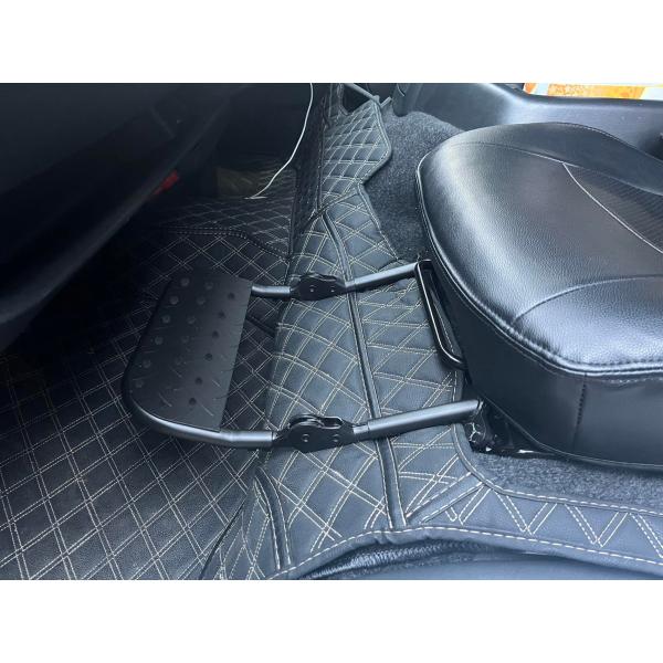 カラー：黒スタイル：ミニマリスト【便利な6段階に高さ＆角度調整可】：足置台は厚さ４mmしっかりしたスチール製材料で作ったハイエース200系 助手席 折畳める フットレスト 足置台はラチェット式の歯車で助手席に座ったまま足先で上に押しながら高...