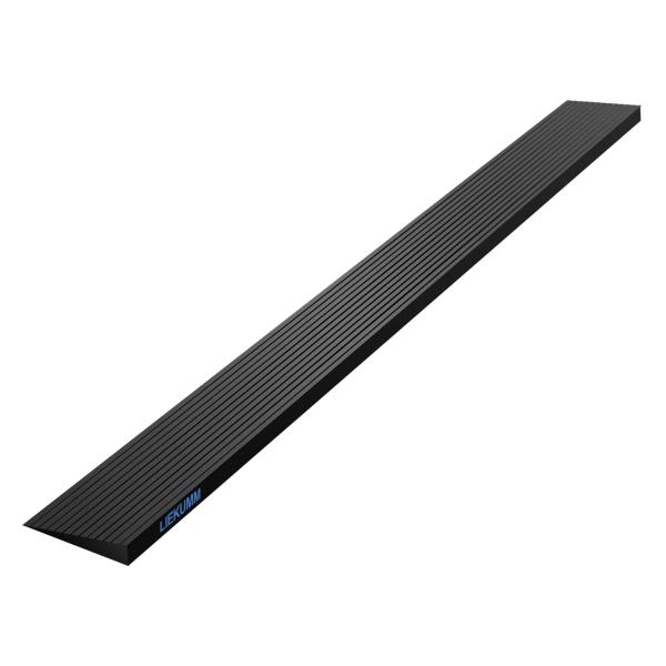 カラー：ブラックサイズ：高さ1.5cm【商品仕様】段差スロープはサイズが幅90cm*奥行8cm*高さ1.5cmです。スロープ本体の重さは約0.77kgで、持ち運びに便利です。高さ1.5cmのスロープは高さ1.5cmの段差にのみ適合します。ご...