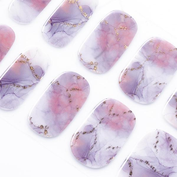 カラー：Misty Forestサイズ：M【数分でサロン級に仕上がるジェルネイルシール】 DANNI＆TONI セミキュアネイルは100％液状ジェルを60％だけ硬化させたシールタイプの新素材ジェルネイルです。ベース・カラー・とジェルがレイヤ...