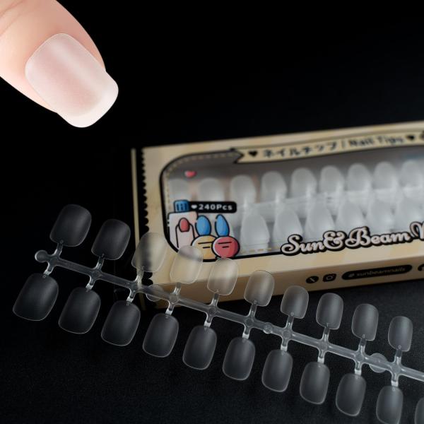 カラー：短いラウンド マットサイズ：?18×8×2.5cmスタイル：クリア・【フィット感・使いやすさ・自然な仕上がり】後端は超薄型で、自然に爪にフィットします。前端は強靭で、曲げても折れ目が残りません。フィットする部分はあらかじめ研磨され、...