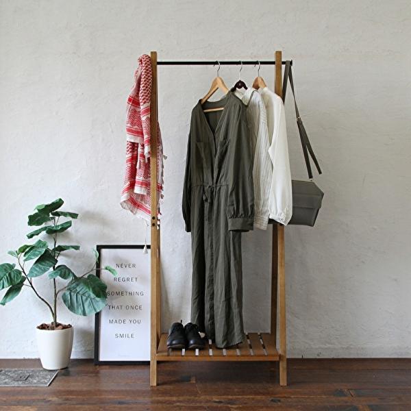 「商品名」 ハンガーラック 収納 A型ハンガー シンプル 棚付き 天然木 スチール ヴィンテージ レトロ 1人暮らし 新生活 リビング収納 おしゃれ綺麗すぎない、粗さも含めて素材そのものの味わいを活かしたハンガーラック。どこか懐かしさを感じ...