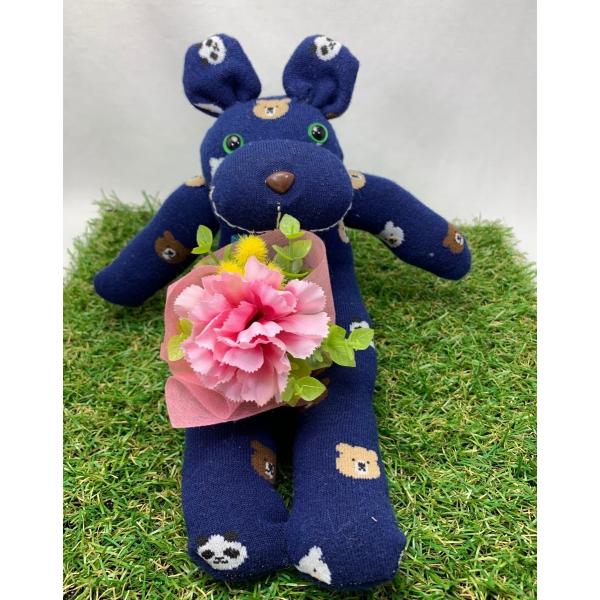 製作者：Freddoサイズ：約15×8×8cm　サイズは靴下によって前後する場合があります。新品の靴下で製作しております。強力磁石が入ってますので鉄製にくっつきます。何かを持たせたり手や足をつないだりもできます。ソックベアの発祥の由来は諸説...