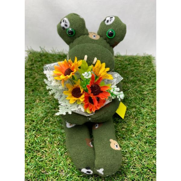 製作者：Freddoサイズ：約15×8×8cm　サイズは靴下によって前後する場合があります。新品の靴下で製作しております。強力磁石が入ってますので鉄製にくっつきます。何かを持たせたり手や足をつないだりもできます。ソックカエルの発祥の由来は諸...