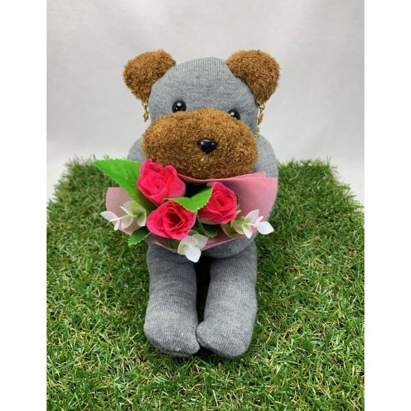 製作者：Freddoサイズ：約15×8×8cm　サイズは靴下によって前後する場合があります。新品の靴下で製作しております。強力磁石が入ってますので鉄製にくっつきます。何かを持たせたり手や足をつないだりもできます。ソックベアの発祥の由来は諸説...
