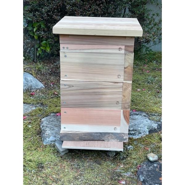 【商品内容】巣箱本体(観察窓なし3)3箱天板(杉材板厚25ｍｍ)上網(トリカルネット仕様)すのこ枠(杉材)すのこ(桜材三角バー6本)落下防止棒(桜材4本)底板用引出枠(杉材)底板(普通合板　通常用と夏用の2種類)※写真に映っている台と屋根は...