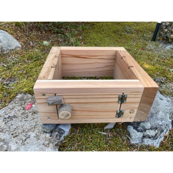 【商品内容】巣箱本体（観察窓付）1箱落下防止棒（桜材2本）【サイズ】外箱　板厚:約33〜35ｍｍ　高さ:約12cm　幅:約29cm　奥行:約29cm　内寸:約22cm【商品説明】1箱12cmなので採蜜しすぎない高さです。重箱は35mmの杉材...