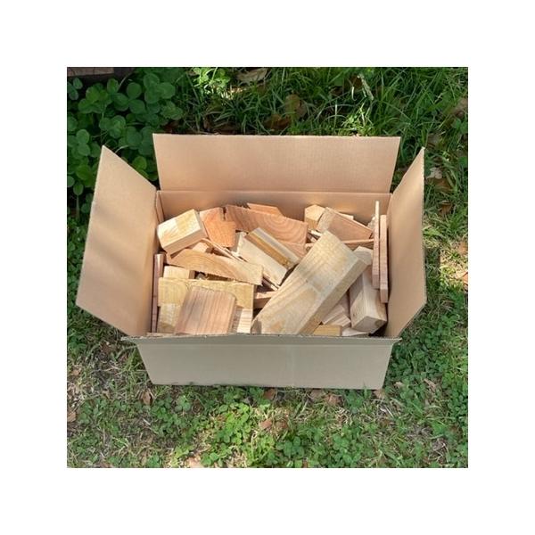 【商品説明】80サイズのダンボール1箱です。木工から出た細めの端材で薄い細い木や100mm程あるものまで、太さや長さや幅は様々で、できるだけ隙間なくぎっしりと3kg以上量って箱詰めしております。杉と桜の木材を使用し丁寧に乾燥させたもので、焚...