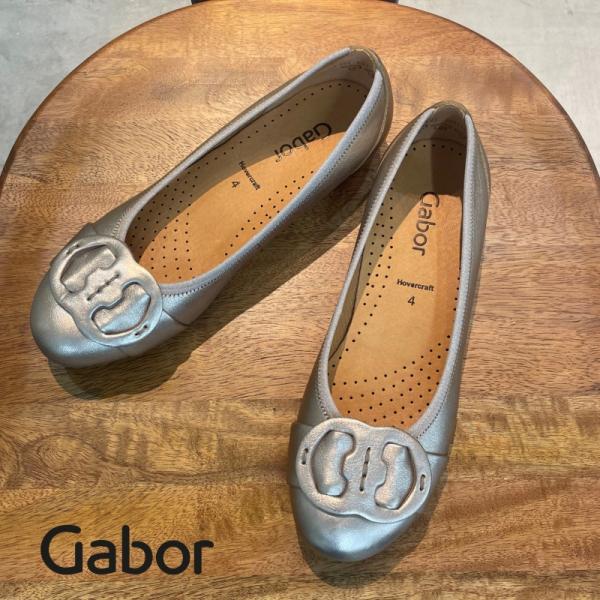 定評のあるエアーソールのフラットパンプス。エアーのクッションが入った底は、衝撃吸収してくれるので軽やかな履き心地。フラットなシューズですが、インソールが3層の構造となっているため、クッション性も◎フロントのモチーフから、アッパーまでワンカラ...