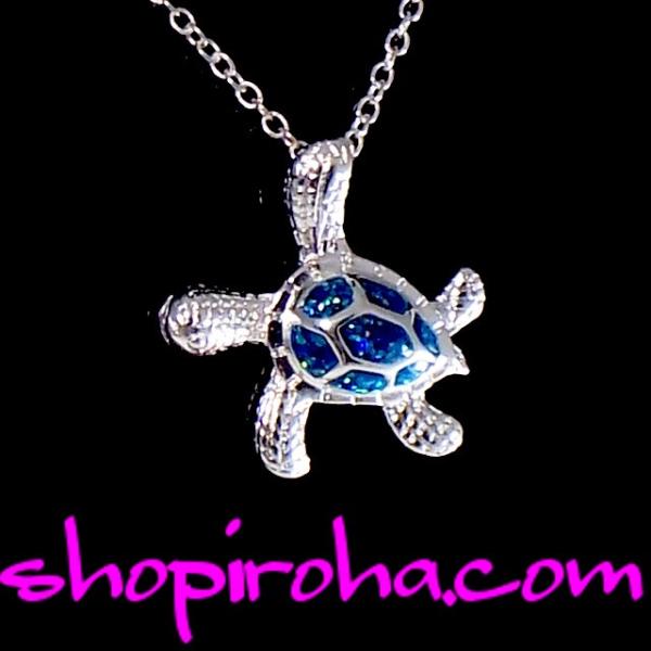 オパールブルー・アオウミガメHonuホヌ・ネックレス・ハワイアンジュエリーshopiroha.com モアナと伝説の海 ファン必見ハワイのアオウミガメはハワイ語でホヌ Honu神聖な生き物で海の守り神古くから神話に登場したり絵文字に描かれ幸...