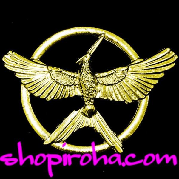 「同じ地区の贄どうしならば生存者が2人でも勝者として認める」とルールの変更がアナウンスされたカットニスはピータを捜し、負傷した彼を見つける最終的に2人が最後の生存者となると、主催者は前言を翻し、1人のみを勝者とすると発表するカットニスは猛毒...