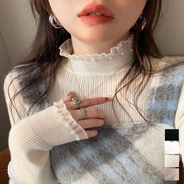 パールをあしらったフェミニンな印象のリブニットトップス。 首元と袖口のメロウフリルデザインが、さりげなく女性らしさを引き立てる。 柔らかく伸縮性のある素材で、フィット感がありながらも快適な着心地。 スカートやデニムはもちろん、ジャンスカやジ...