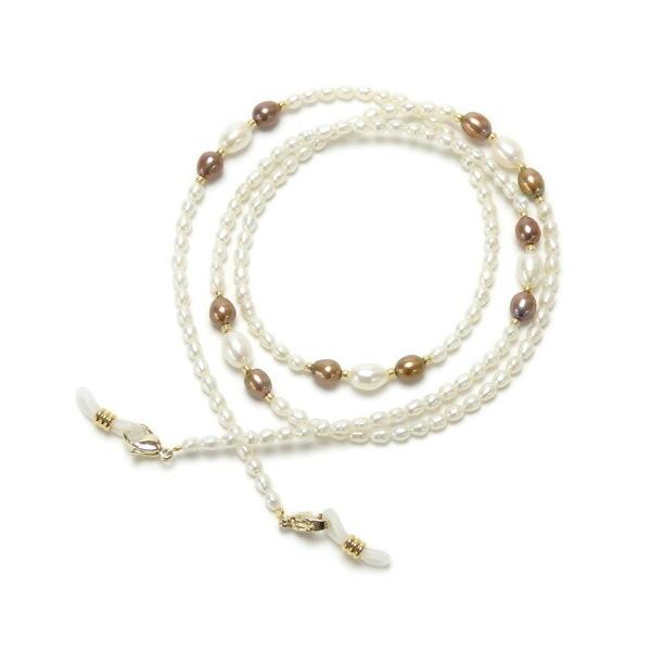 つけるだけでいつものメガネが華麗にドレスアップすること間違いなし！ブラウンゴールドのパールが、顔なじみよく、上品エレガント。シリコンゴムを外せば、ネックレスに早変わりします。お出かけ先で重宝しますね。素材：淡水真珠3-6mm、メタルパーツ・...