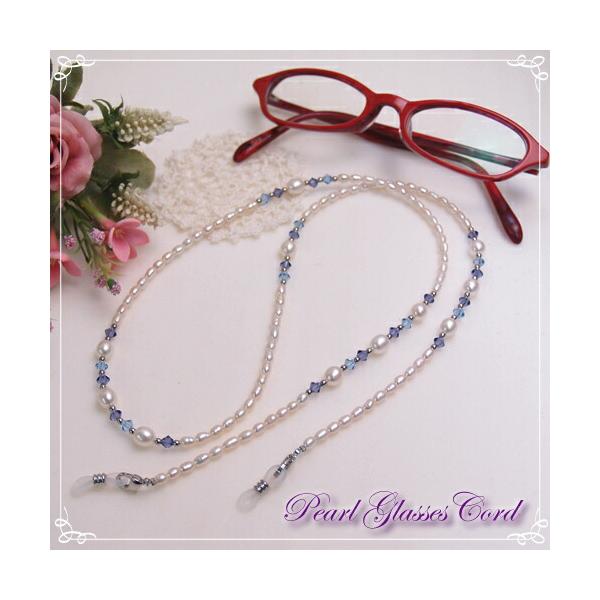 つけるだけでいつものメガネが華麗にドレスアップすること間違いなし。キラキラスワロフスキーがエレガントです。シリコンゴムを外せば、ネックレスに早変わり！お出かけ先で重宝しますよ。素材：淡水真珠3-6mm、スワロフスキー、メタルパーツ・真ちゅう...