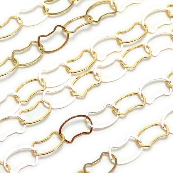 かわいいネコのチェーンが入荷しました！猫ちゃんのお顔モチーフが連なったチェーンです。パッと見は普通の金のチェーンのように見えて、キラキラと揺れてかわいいです。さりげなく、ねこちゃんをいつもおそばに。金のネコちゃんチェーンを身につけて金運アッ...