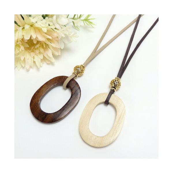 存在感のあるウッドパーツを使用したナチュナルテイストのグラスホルダーネックレス。 ウッドパーツなので、とっても軽くて首への負担も少ないです。シニアグラス（老眼鏡）、サングラスをおしゃれにドレスアップ。眼鏡を引っ掛けてない時は、素敵なネックレ...