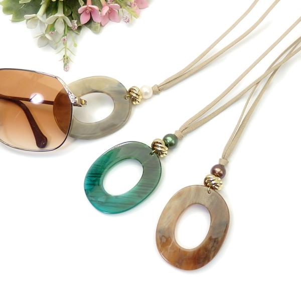 大ぶりのアクリルパーツを使用したマーベラスエレガントなメガネホルダーネックレス。 アクリルのリングなので、とても軽くて首への負担も少ないです。シニアグラス（老眼鏡）、サングラスをおしゃれにドレスアップ。眼鏡を引っ掛けてない時は、素敵なネック...