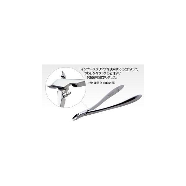 職人手作りのニッパーで、日常の指先から美しく。やさしく手になじむフォルムは、使う人を選ばない逸品。日頃の手入れが美しい指先を生み、美しい心を生む。これが、私の笑顔をつくる秘密の道具です。刃先からグリップへのしなやかな曲線は白鳥がかもしだす優...