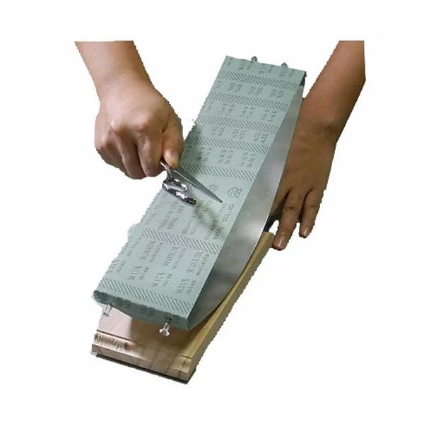 ■誰にでも研げるのには理由がある　特殊静電気加工により、砥粒の切れが格段に向上。　少ないストロークでも確実に研磨できます。研ぎ職人さんのテクニック90％はスーパーケントが自動的にこなします。中空に架かるハンモック効果がハサミの曲線にソフトに...