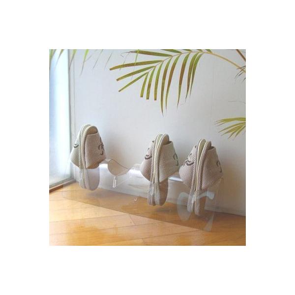 そのなんともいえない独特のフォルムが空間にアクセントを与えます。空間のゆとりの無い玄関などを始め様々な空間の違和感なく溶け込むことができるスリッパラックです。YOU-34CLスリッパラック